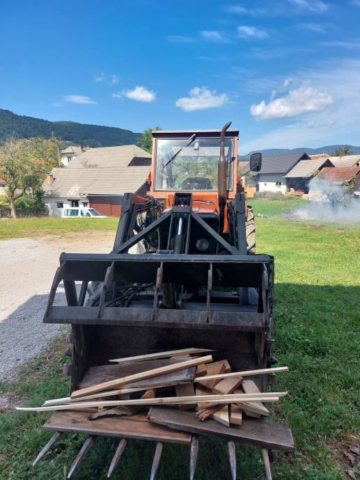 Traktor Štore 504 s čelnim nakladačem