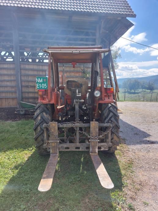 Traktor Štore 504 s čelnim nakladačem