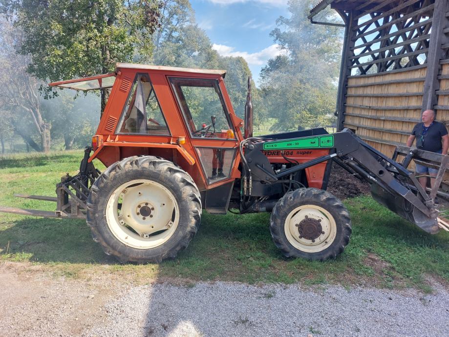 Traktor Štore 504 s čelnim nakladačem
