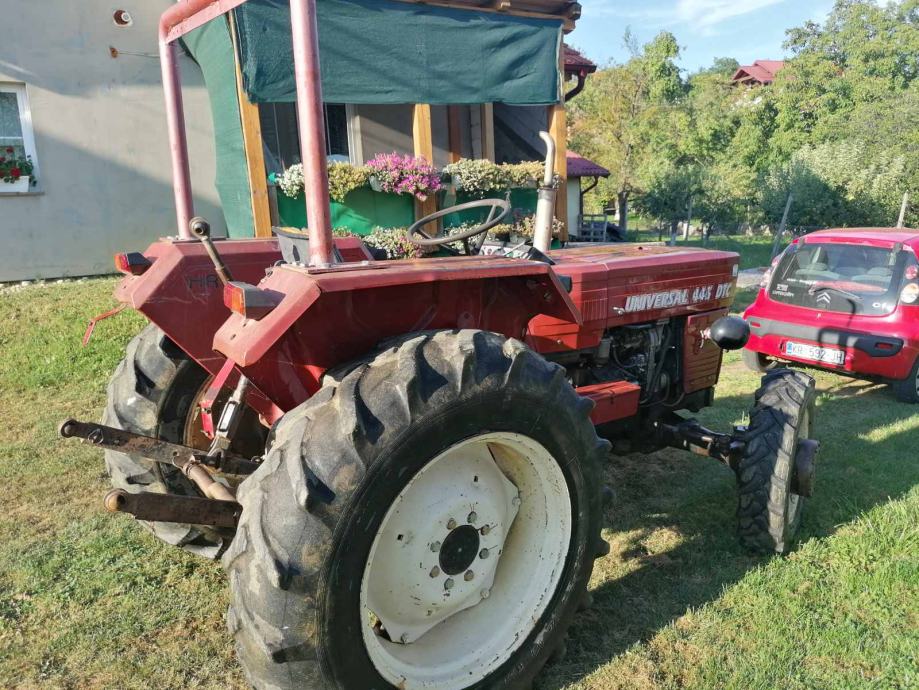 Traktor Universal 445 DTC