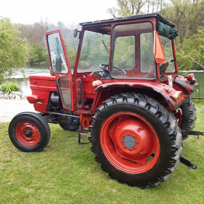 UNIVERSAL traktor prodam.