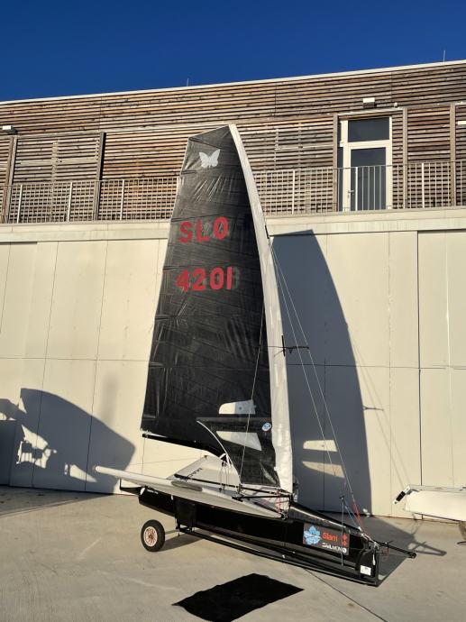Foiling jadrnica MOTH MACH2