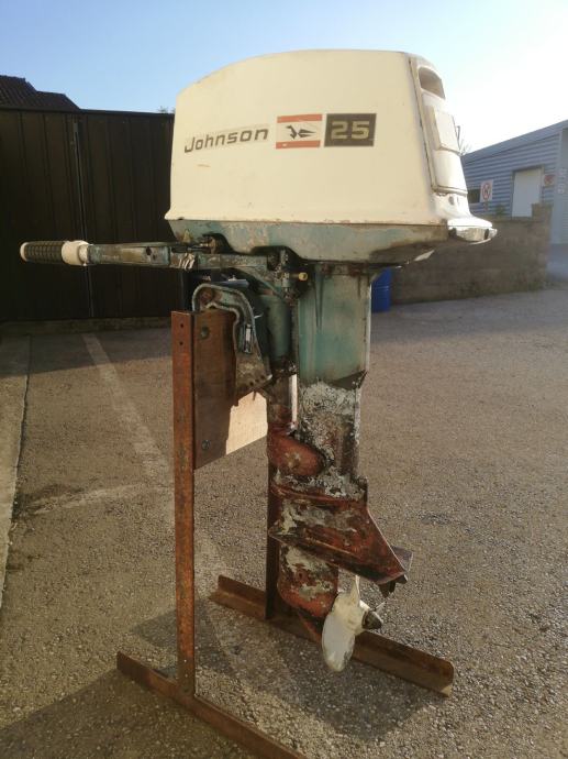 Johnson 25, izvenkrmni motor za čoln, cena: 300 EUR, tel: 070 222 370