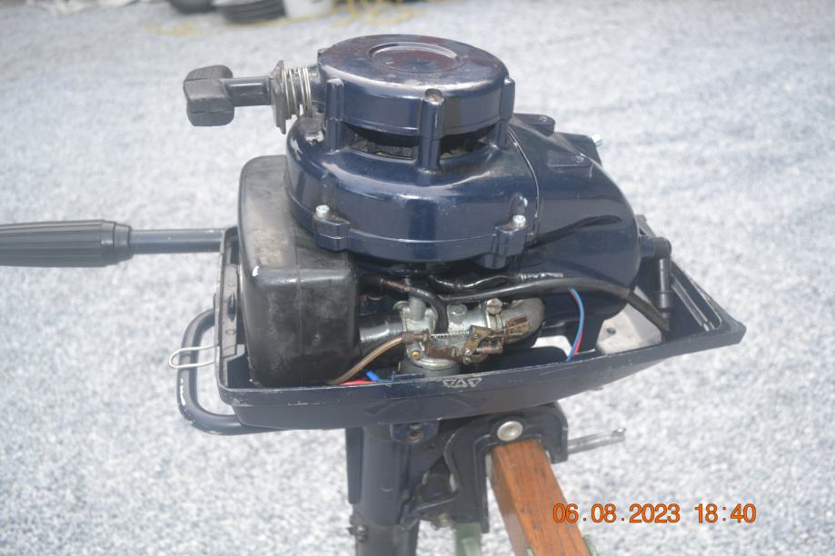Motor za čoln Tomos 4.5 , cena : 300 EUR, tel: 070 222 370