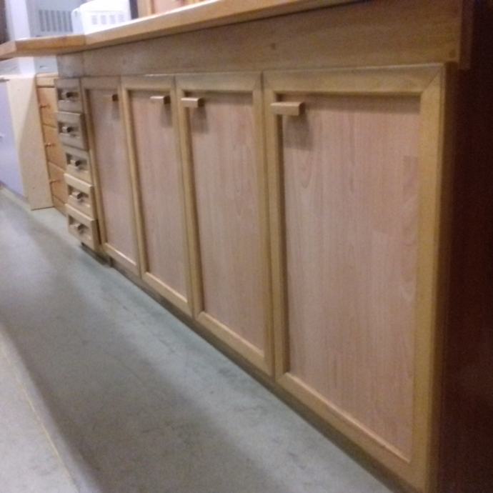 Masivna lesena kuhinja s pomivalnim koritom