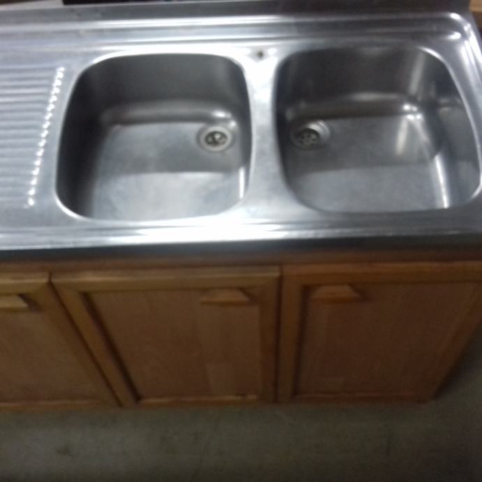 Masivna lesena kuhinja s pomivalnim koritom