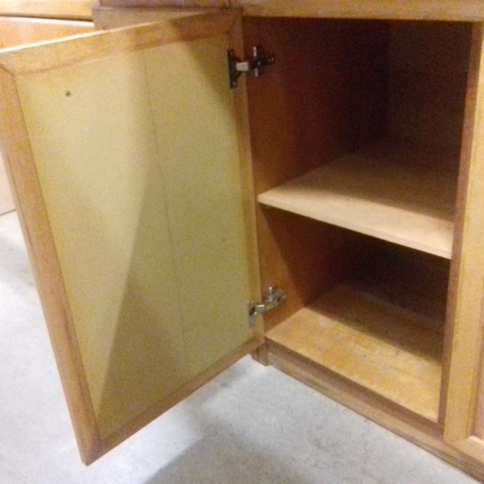 Masivna lesena kuhinja s pomivalnim koritom