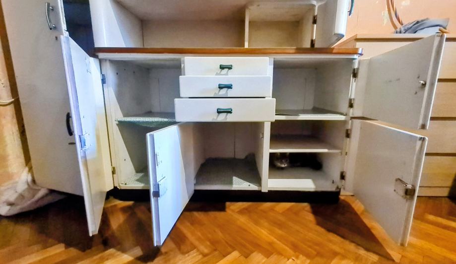 Vintage kuhinjska kredenca