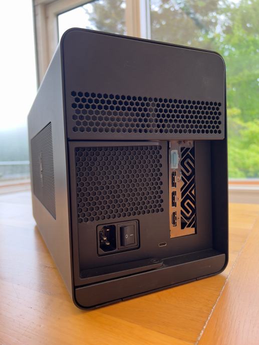 azer Core X Aluminum External GPU Enclosure (eGPU) skupaj s kartico