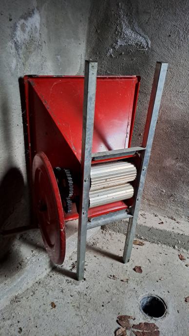 Preša za grozdje z INOX pokrovi, mlin, INOX sodi