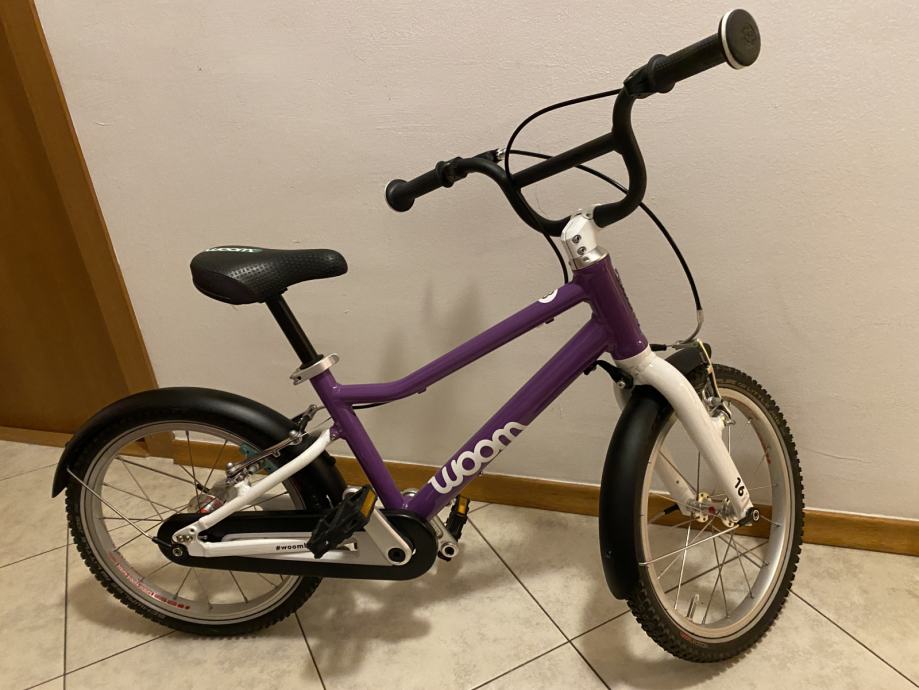 Woom 3 otroško kolo vijolično z blatniki in tačko