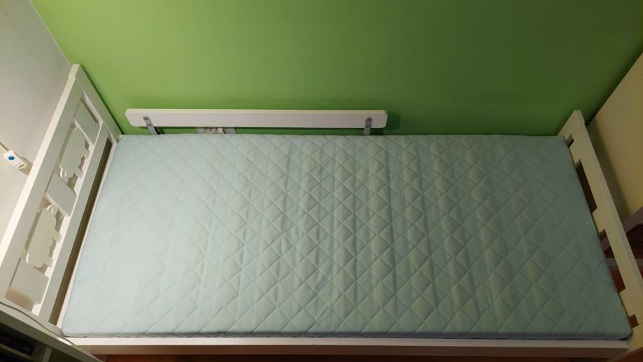 Otroška postelja Ikea Kritter + vzmetnica 70 x 160 cm + ograja