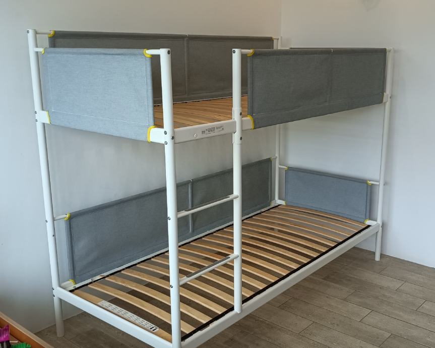 Prodam belo/siv pograd IKEA VITVAL. Vključuje 12cm vzmetnice. Kot nov!