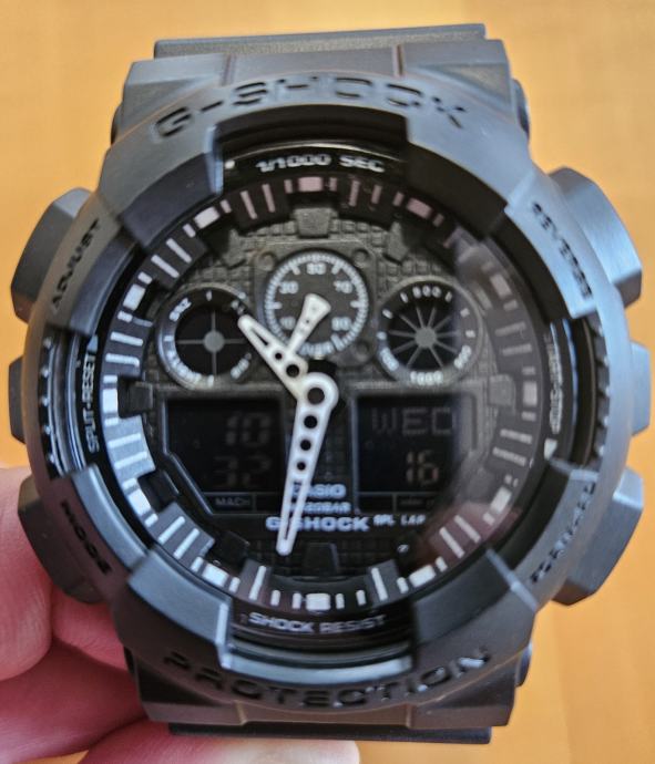 CASIO-G-SHOCK nova ura, nov model...črno/bela barva