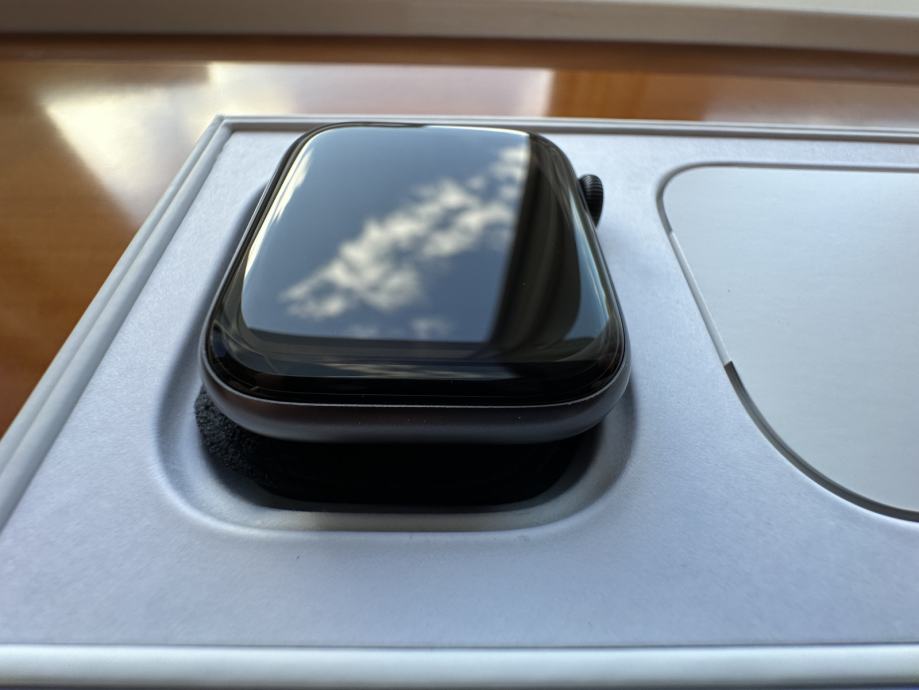 Apple Watch Series 5 (GPS, 44mm) - Space Gray
