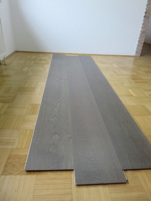 Prodam troslojni parket kmečki pod HRAST barva oreha