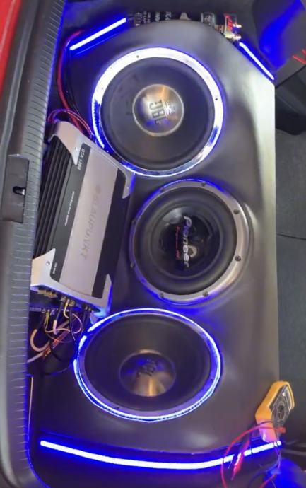 Subwoofer z led osvetlitvijo,1500w RMS