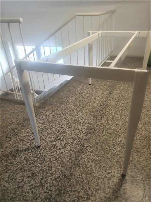 Lepa pisalna miza 80 x 140 cm z močnim ogrodjem