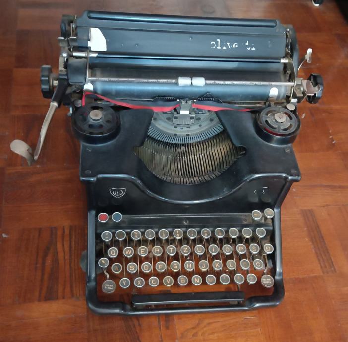 Starinski pisalni stroj