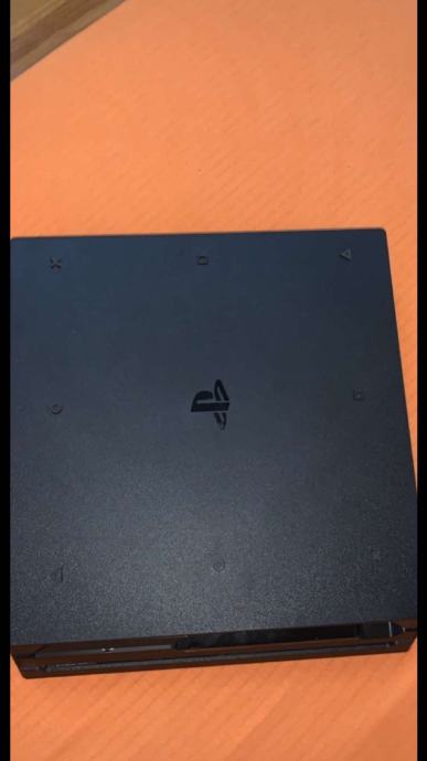 Playstation 4 pro+kontroler+slušalke+5 iger