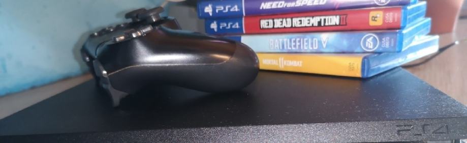 PS4 SLIM 1TB + 2 konzoli DualShock + 3 igre (zelo malo uporabljen)