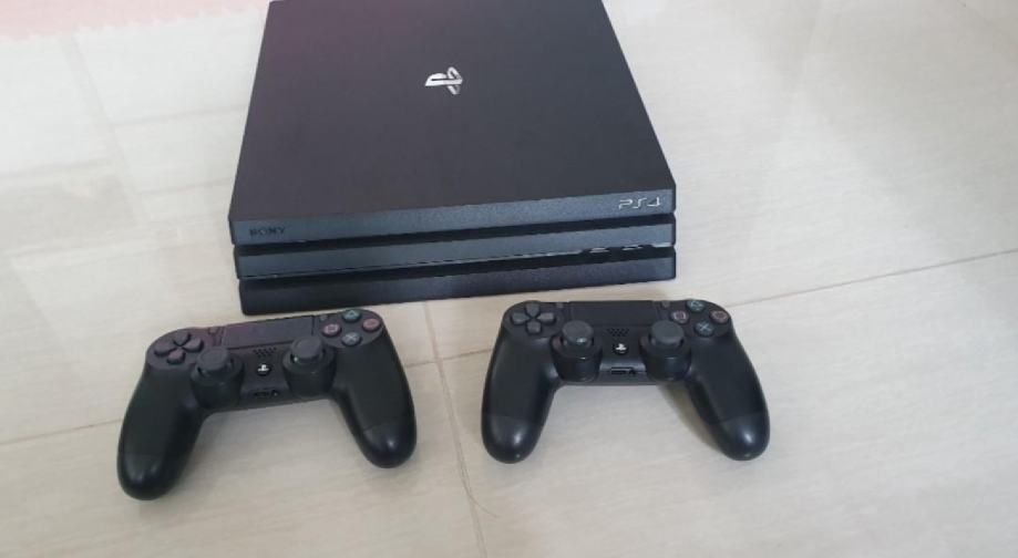PS4 PRO + 2 kontrolerja + 2 špila