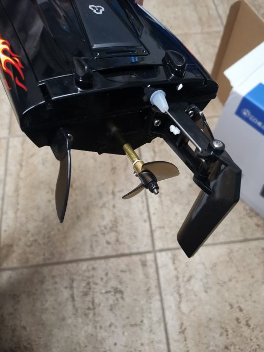 RC čoln Eachine EBT04 z brushless motorjem in 2 baterijami