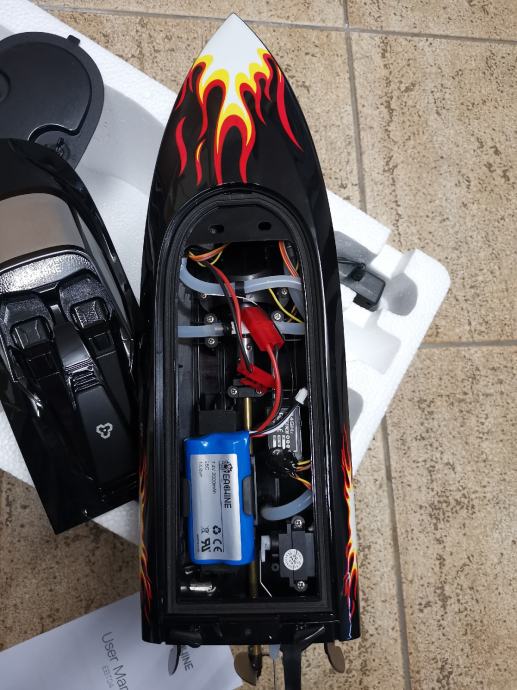 RC čoln Eachine EBT04 z brushless motorjem in 2 baterijami