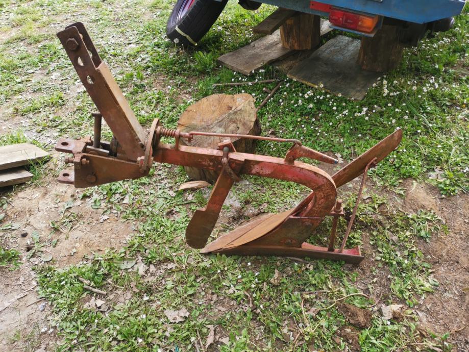 Enobrazni plug za manjši traktor