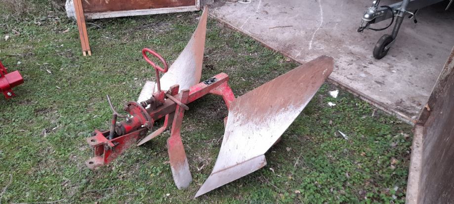 Obračalni plug za manjše traktorje TV