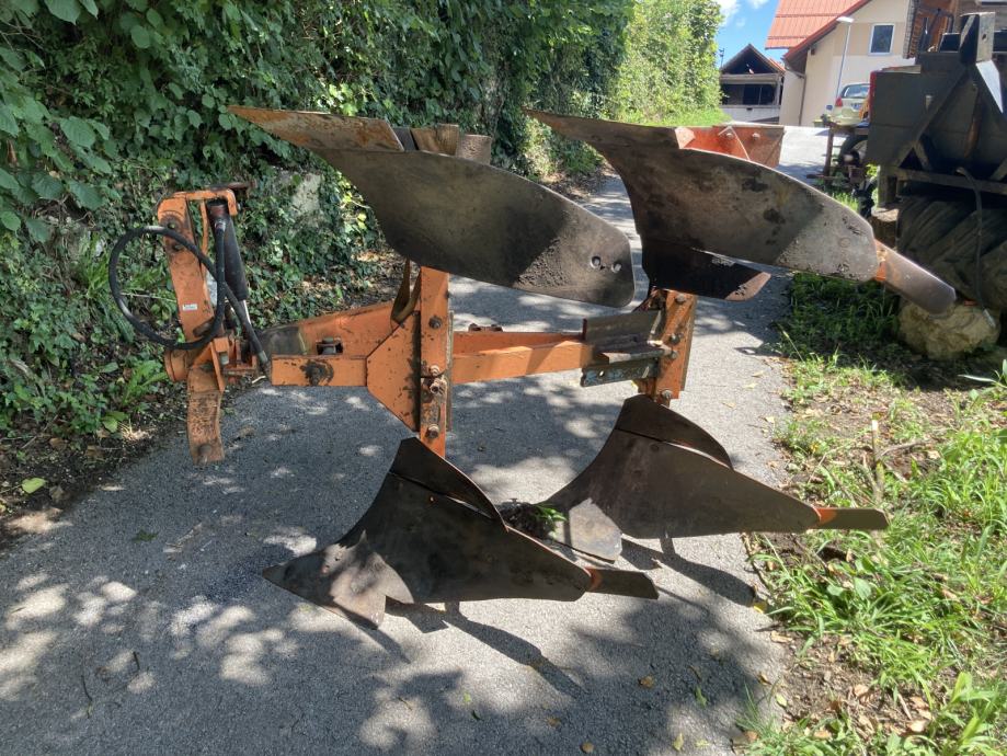 Obračalni plug