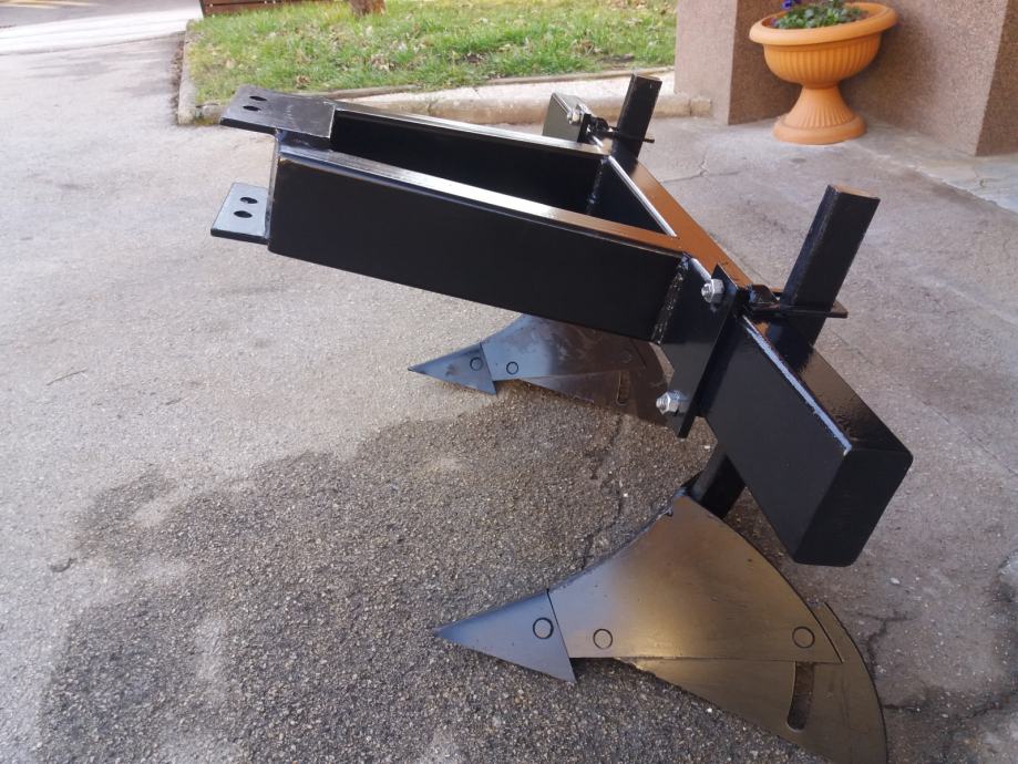 Plug za traktor Tomo Vinkovič