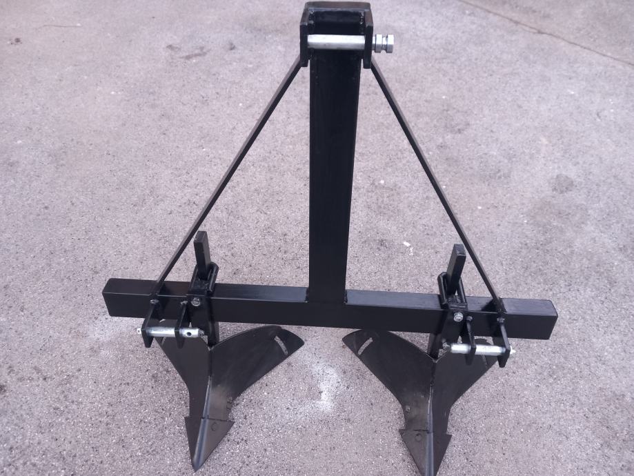 Plug za osipavanje in izkopavanje krompirja za traktor Tomo Vinkovič