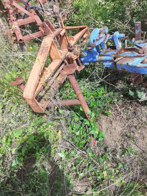 PRODAJA Trobrazdni plug UGODNO