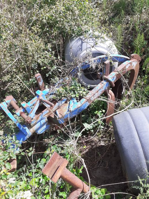PRODAJA Trobrazdni plug UGODNO