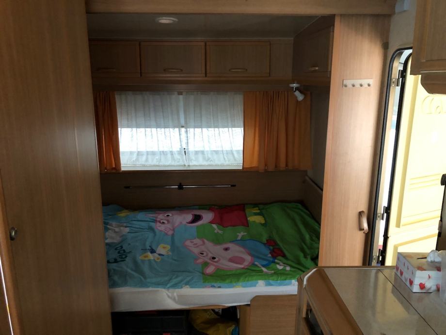Počitniška prikolica Adria Forma 470 (dol. 5,3 m), baldahin, kuhinja
