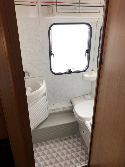 Počitniška prikolica Adria Forma 470 (dol. 5,3 m), baldahin, kuhinja