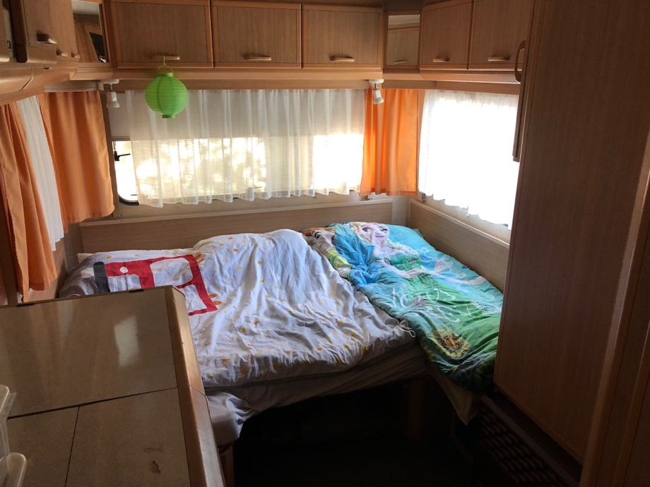 Počitniška prikolica Adria Forma 470 (dol. 5,3 m), baldahin, kuhinja