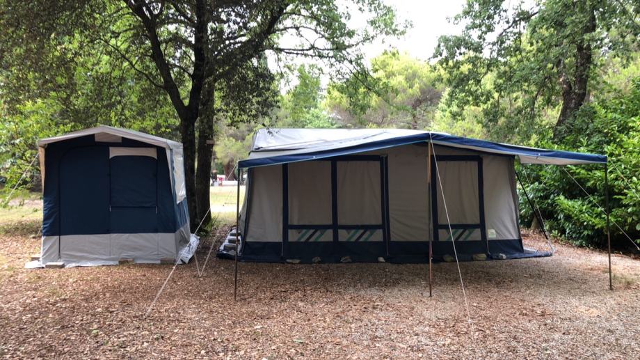 Počitniška prikolica Adria Forma 470 (dol. 5,3 m), baldahin, kuhinja