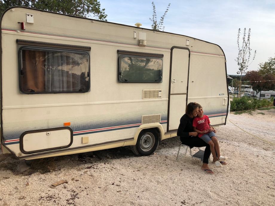 Počitniška prikolica Adria Forma 470 (dol. 5,3 m), baldahin, kuhinja