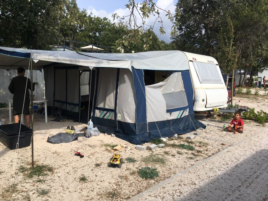 Počitniška prikolica Adria Forma 470 (dol. 5,3 m), baldahin, kuhinja