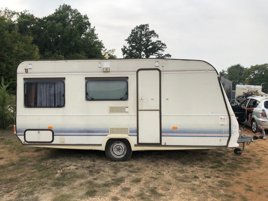 Počitniška prikolica Adria Forma 470 (dol. 5,3 m), baldahin, kuhinja