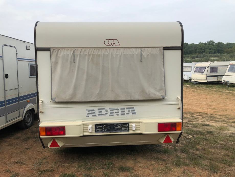 Počitniška prikolica Adria Forma 470 (dol. 5,3 m), baldahin, kuhinja
