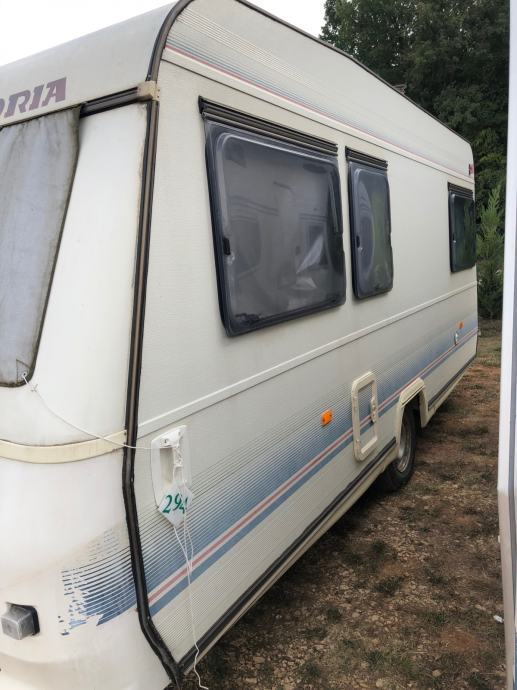 Počitniška prikolica Adria Forma 470 (dol. 5,3 m), baldahin, kuhinja