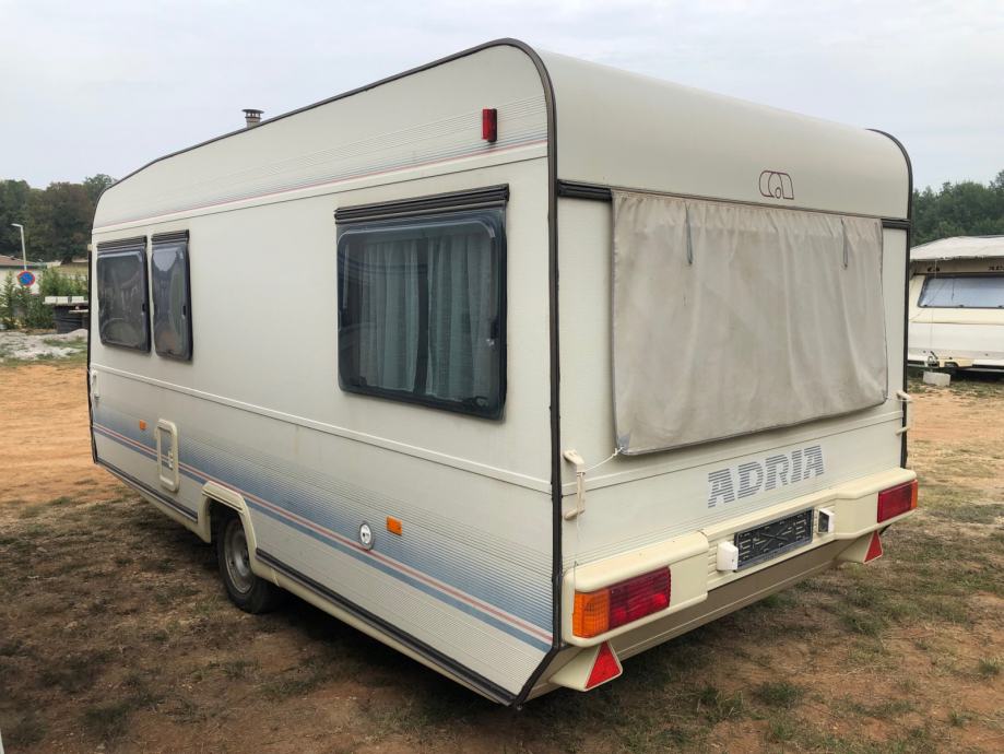 Počitniška prikolica Adria Forma 470 (dol. 5,3 m), baldahin, kuhinja