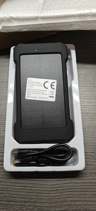 Powerbank 8000 mAh – solarna prenosna baterija z LED lučko
