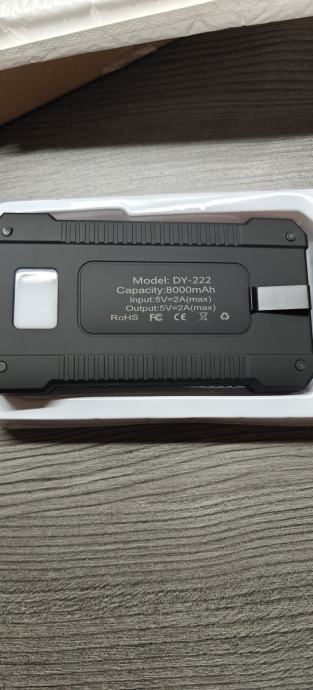 Powerbank 8000 mAh – solarna prenosna baterija z LED lučko