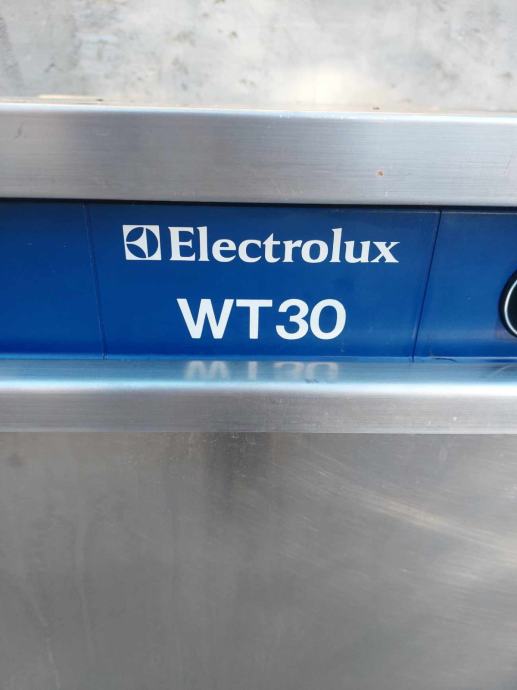 Odlično ohranjen podpultni pomivalni stroj Electrolux WT30
