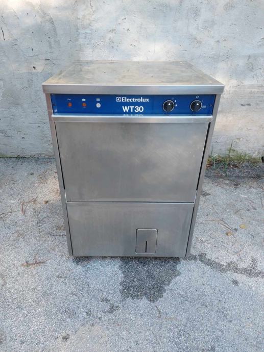 Odlično ohranjen podpultni pomivalni stroj Electrolux WT30