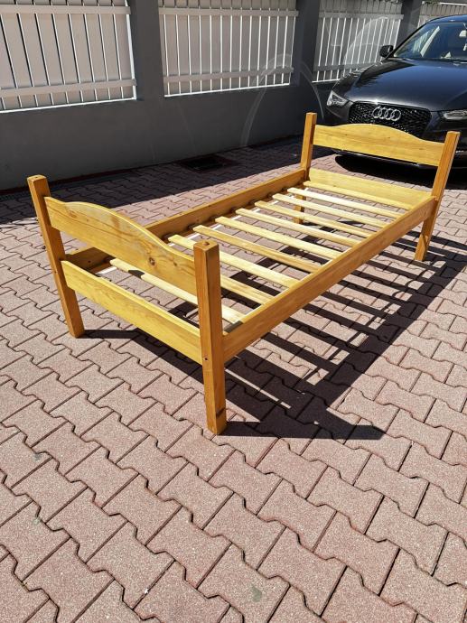Lesena postelja z lesenimi podnicami